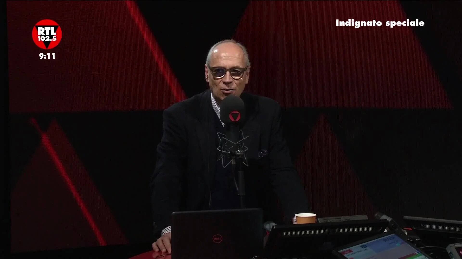 L'indignato speciale: Il ritorno in italia di Chico Fortis e lo spogli ...